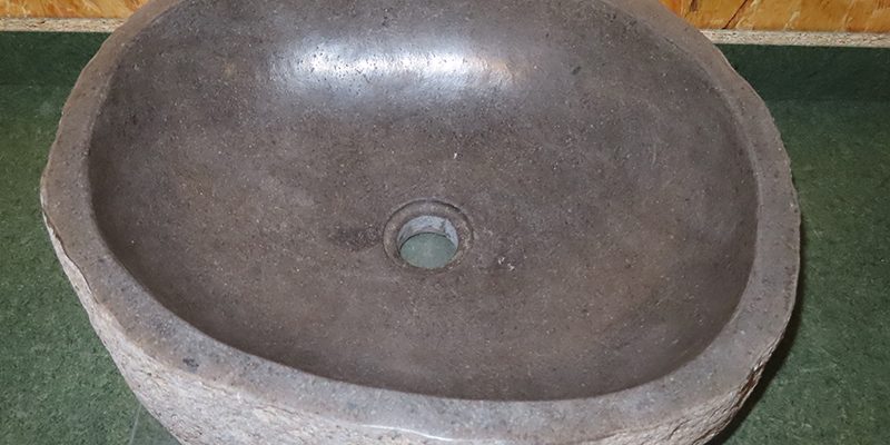 Pompbak gemaakt van een riviersteen uniek product van de aarde www,kei ...