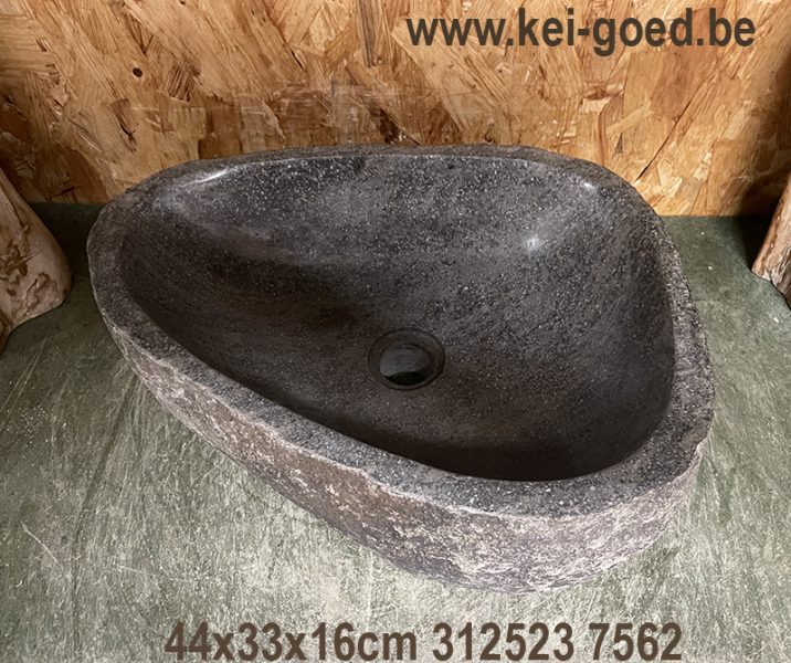 Pompbak gemaakt van riviersteen uniek product van puur graniet